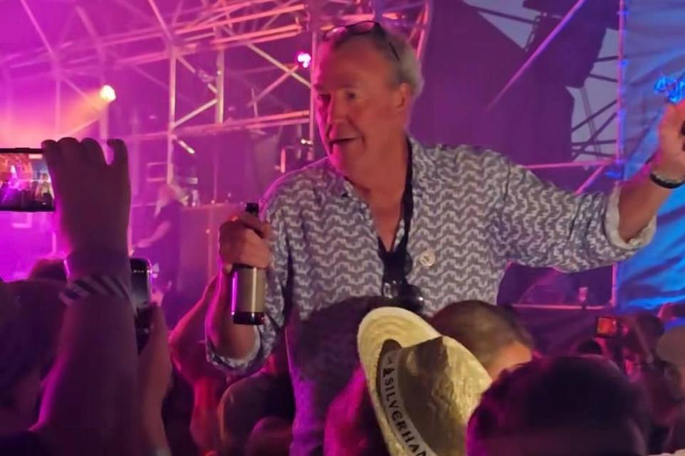 Jeremy Clarkson sings Pulp hit to music festival crowd | Oxford Mail